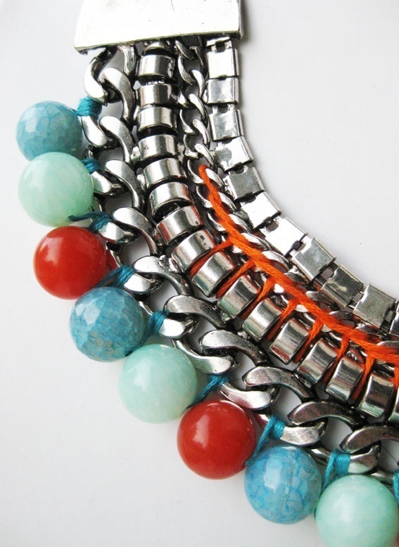 Statement halskjede med påsydde turkise og oransje perler - Epla