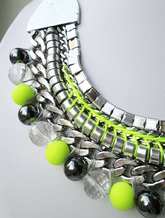 Statement halskjede med påsydde perler i neongul, grå og klar - Epla