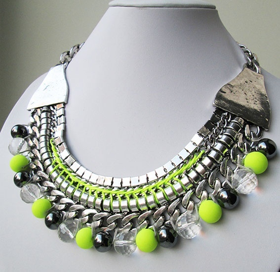 Statement halskjede med påsydde perler i neongul, grå og klar - Epla