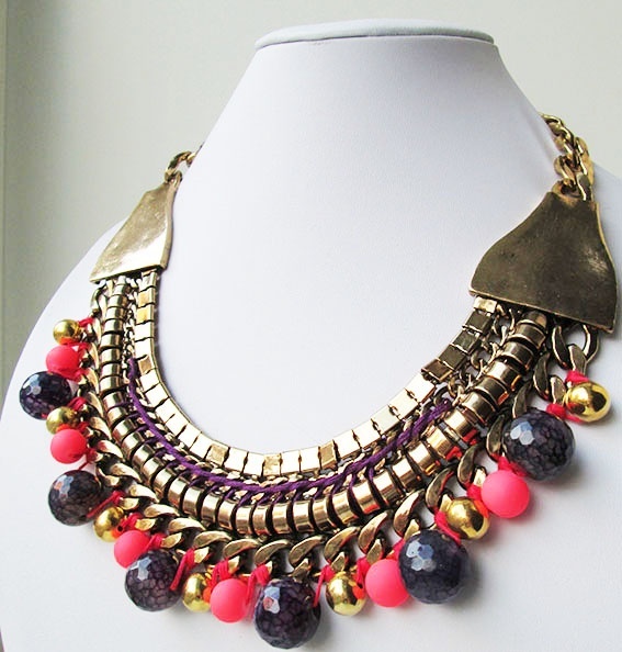Statement halskjede med påsydde perler i neonrød og lilla - Epla