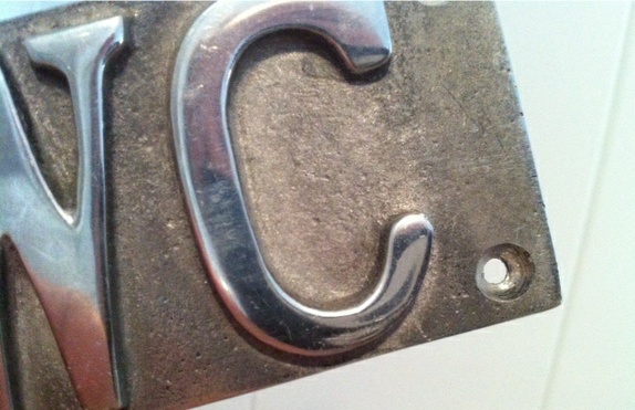 Metallskilt med "WC" - Epla