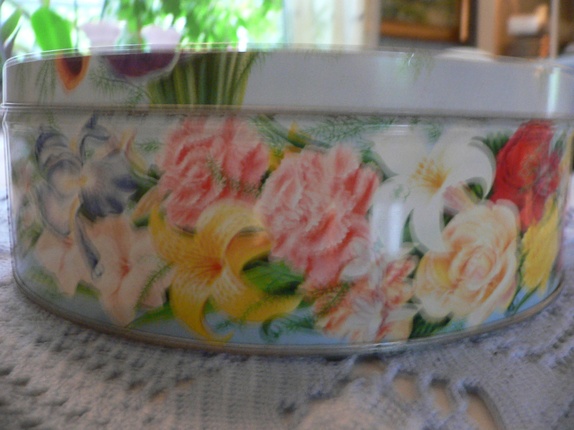 Vintage kakeboks med vakre blomster - Epla