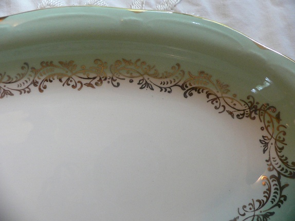 Pent lys.grønt lite fat med gullkant fra Figgjo lengde 24cm - Epla