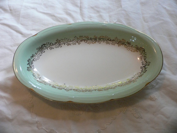 Pent lys.grønt lite fat med gullkant fra Figgjo lengde 24cm - Epla