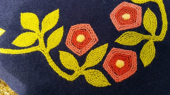 Antikk svart ullduk med broderier - Epla