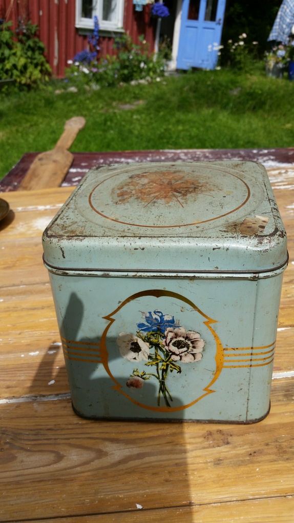 SALG Antikk boks 17 cm høy med blomster - Epla