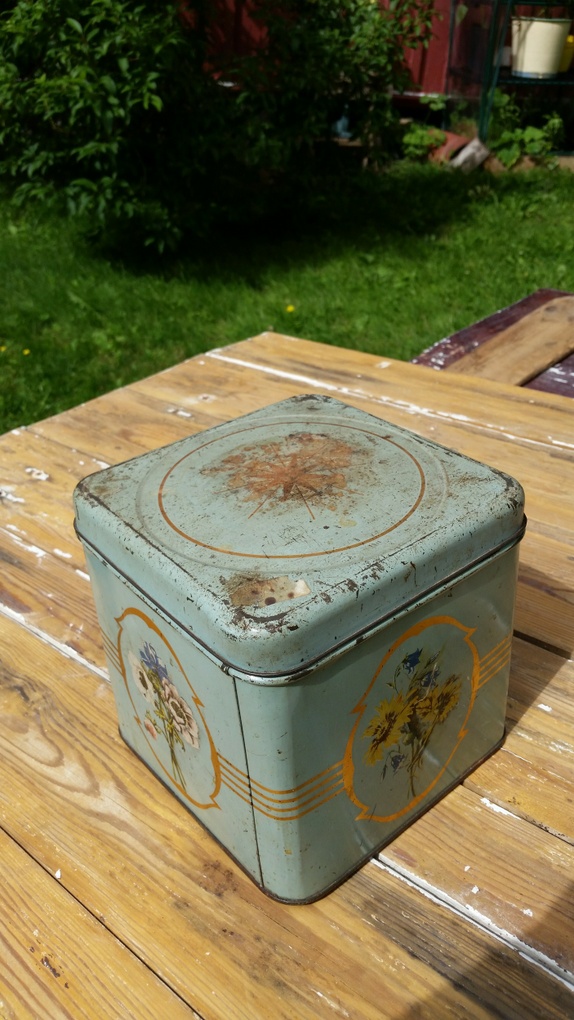 SALG Antikk boks 17 cm høy med blomster - Epla