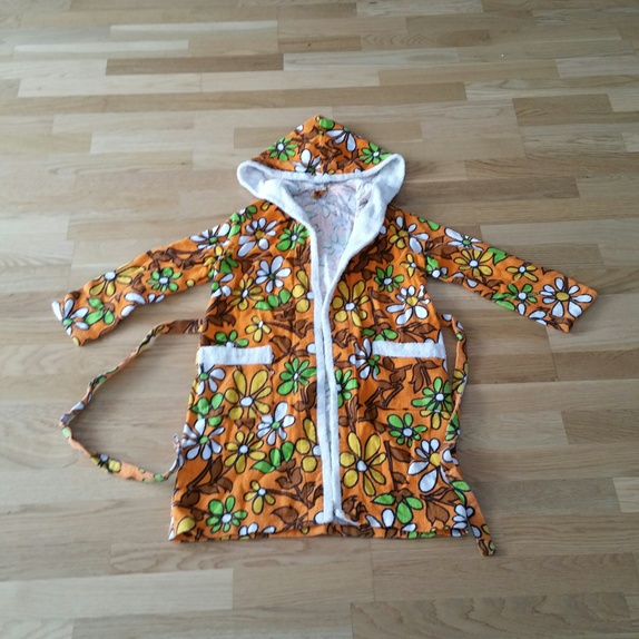 Fargerik morgonkåpe - Epla