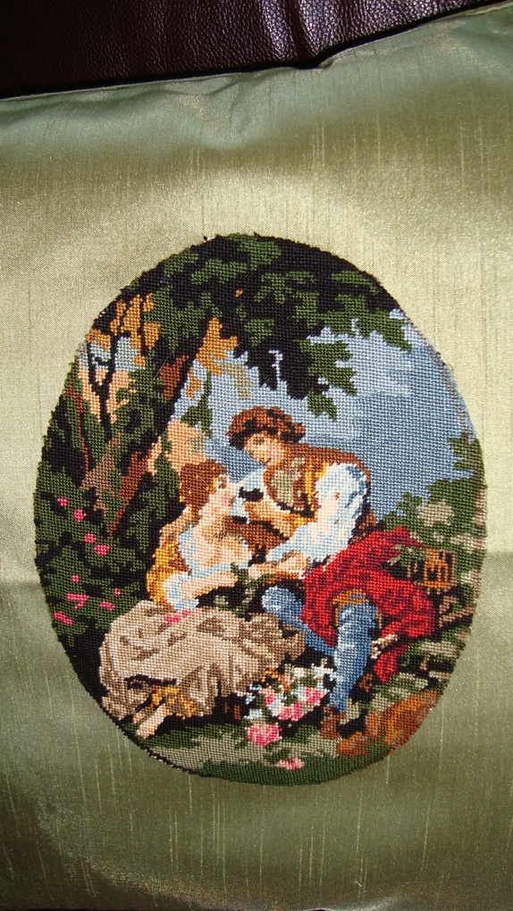 2 Lyse grønne putetrekk med gamle broderier - Epla