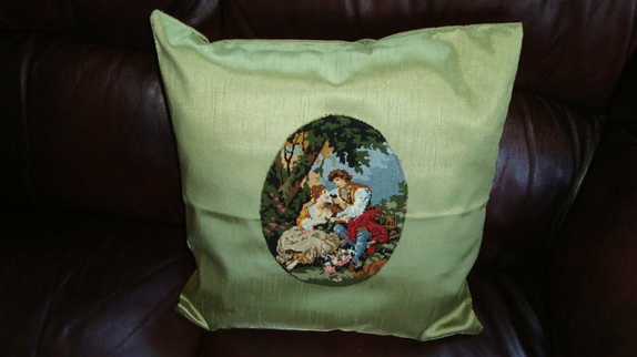 2 Lyse grønne putetrekk med gamle broderier - Epla