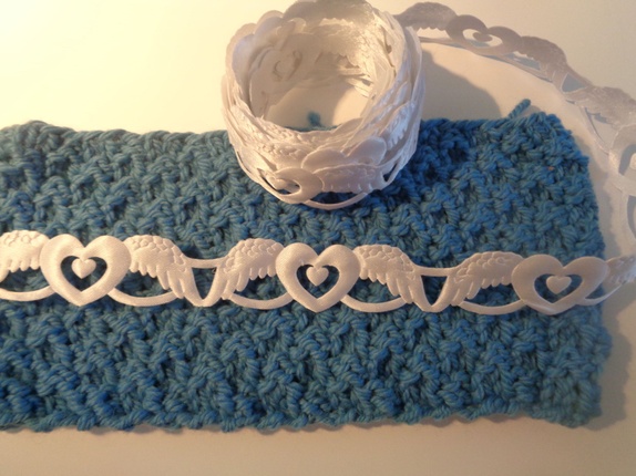 Hvitt Bånd med hjerte og vinger. - Epla