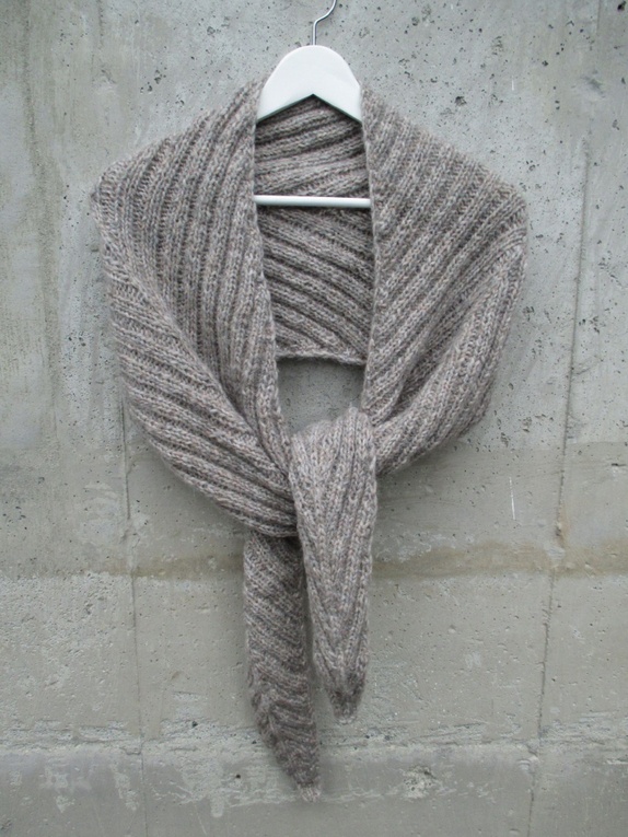 "Stripa" - deilig og mykt strikket skjerf - one size - beigemix - Epla