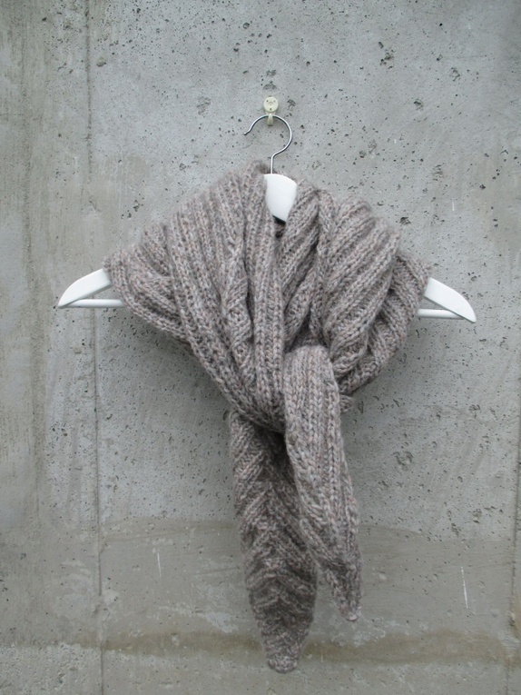 "Stripa" - deilig og mykt strikket skjerf - one size - beigemix - Epla