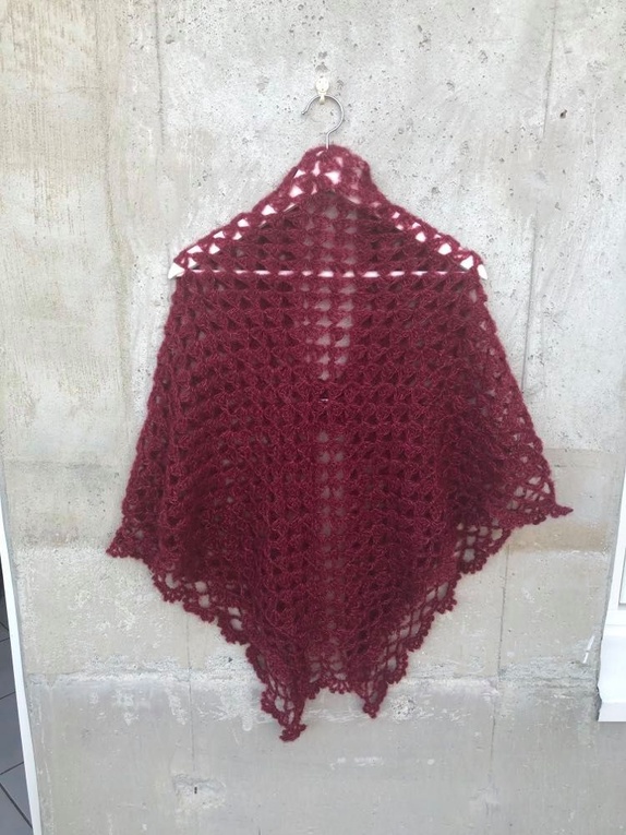 Florlett og mykt heklet sjal/skjerf - vinrødt - Epla