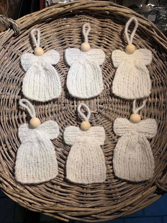 Søte strikkede engler med litt rustikk look - Epla