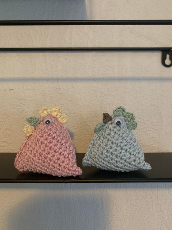 Søt heklet høne - lysblå - liten - Epla