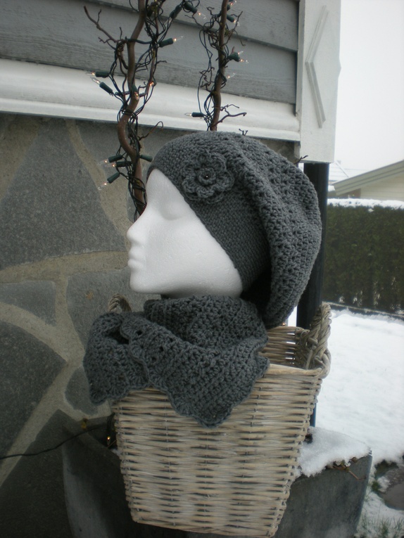 RESERVERT NINA - heklet baggy lue og hals i deilig merino ull - one size - Epla