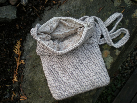 Beige heklet veske - med for/glidelås/mobillomme - Epla