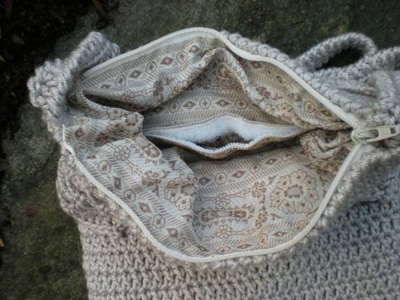 Beige heklet veske - med for/glidelås/mobillomme - Epla