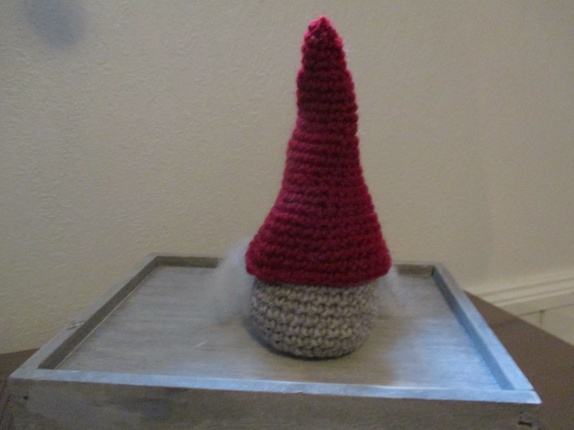 Liten søt heklet nisse - 17cm - Epla