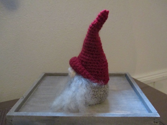 Liten søt heklet nisse - 17cm - Epla