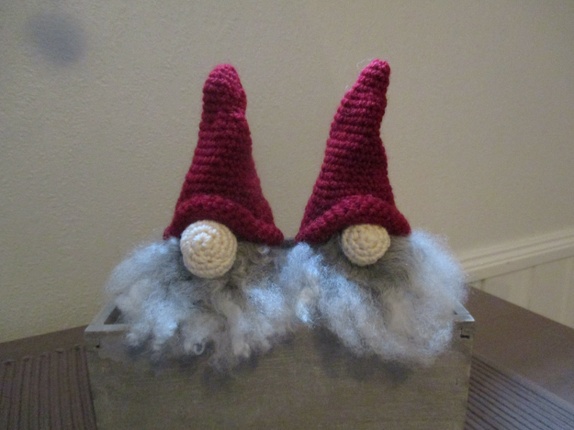 Liten søt heklet nisse - 17cm - Epla