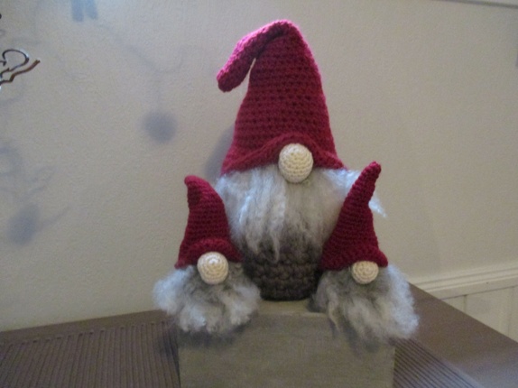 Liten søt heklet nisse - 17cm - Epla