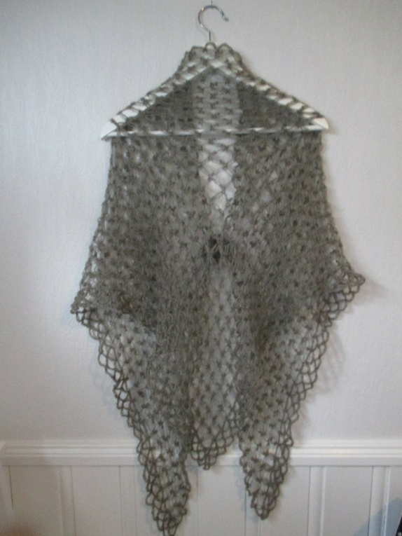 Heklet sjal/skjerf i florlett og myk silk mohair - greige (gråbrun) - Epla