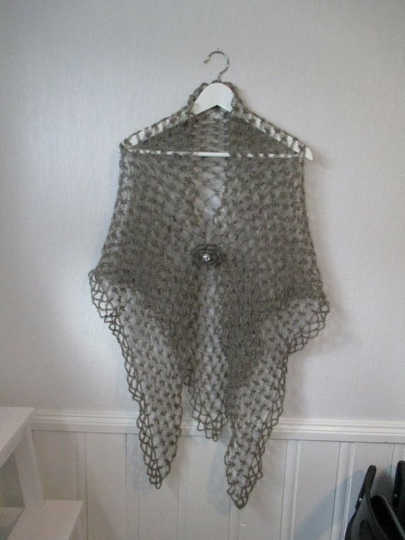 Heklet sjal/skjerf i florlett og myk silk mohair - greige (gråbrun) - Epla