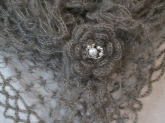 Heklet sjal/skjerf i florlett og myk silk mohair - greige (gråbrun) - Epla