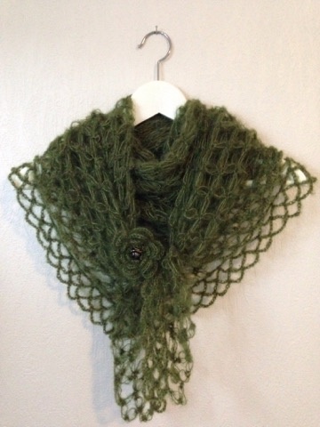 Florlett og mykt heklet sjal/skjerf - militærgrønt - Epla