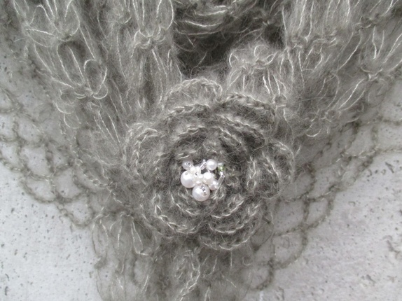 Heklet sjal/skjerf i florlett og myk silk mohair - greige (gråbrun) - Epla