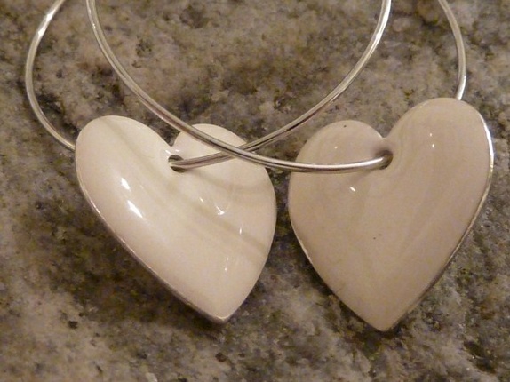 Kreolring med krem- hvitt,emaljert hjerte - Epla