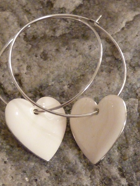 Kreolring med krem- hvitt,emaljert hjerte - Epla