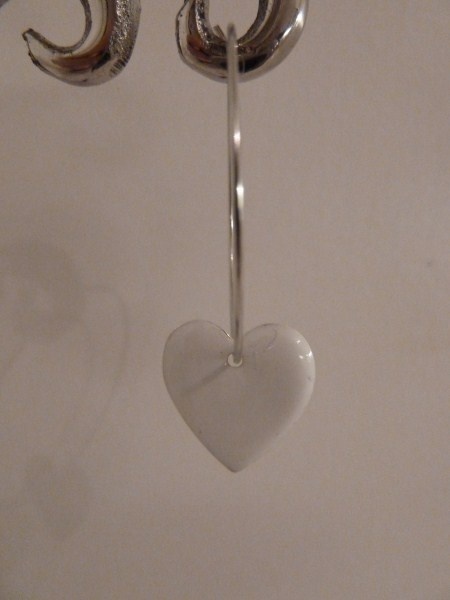 Kreolring med hvitt,emaljert hjerte - Epla