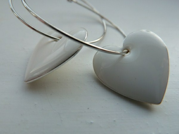 Kreolring med hvitt,emaljert hjerte - Epla