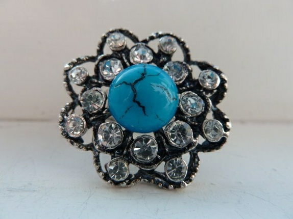 Flott ring med krystaller. - Epla