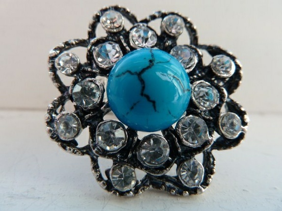 Flott ring med krystaller. - Epla