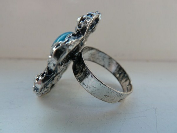 Flott ring med krystaller. - Epla