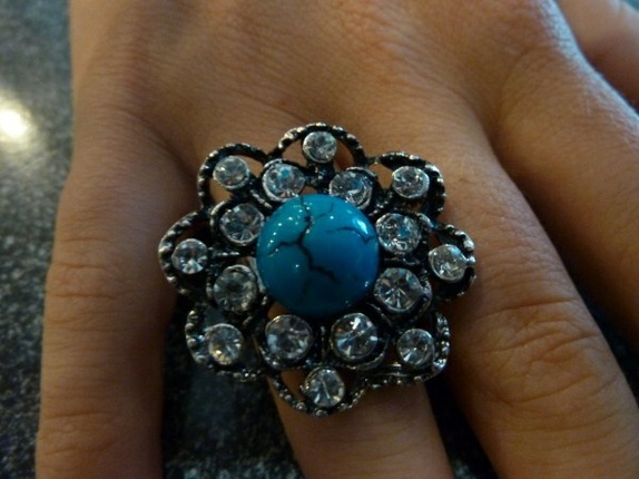 Flott ring med krystaller. - Epla