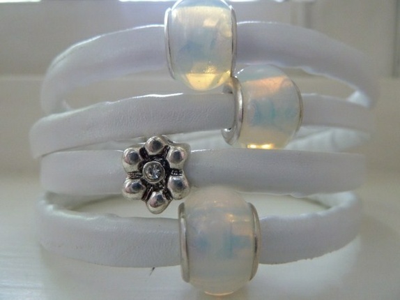 SALG ! Hvitt armbånd. - Epla