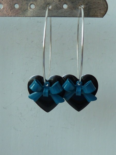 Salg ! Før kr 95 ! Glade,emaljerte hjerter til ørene :) - Epla