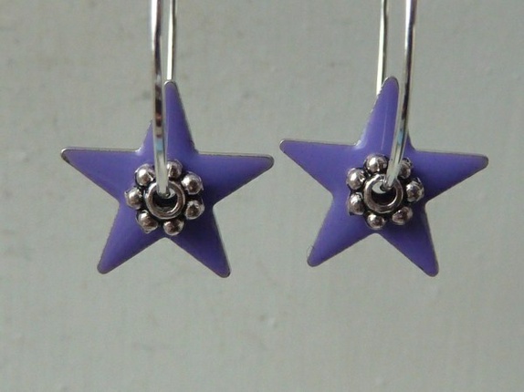 Salg ! Før kr 75 ! Søte,emaljerte stjerner til ørene :) - Epla