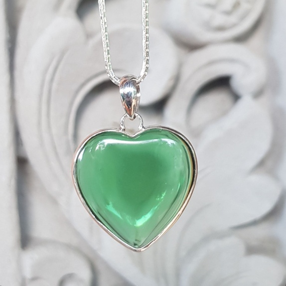 Lite hjerte med grønn obsidian, satt i sølv. - Epla