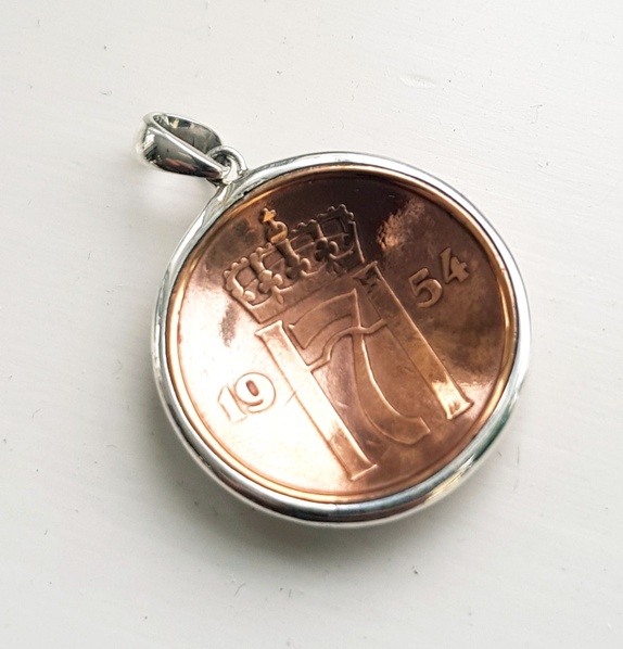 Anheng med gammel norsk 5 øring fra 1954, satt i sølv. - Epla