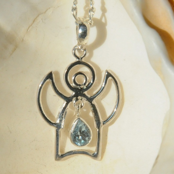 Lite engleanheng i sterling sølv med blå topas. - Epla