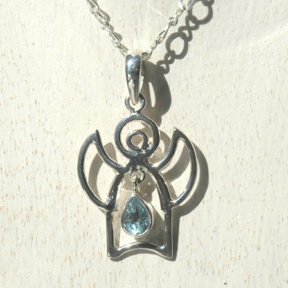 Lite engleanheng i sterling sølv med blå topas. - Epla