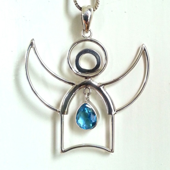 SUPERSALG! Engleanheng med dråpeformet blå kvarts. - Epla