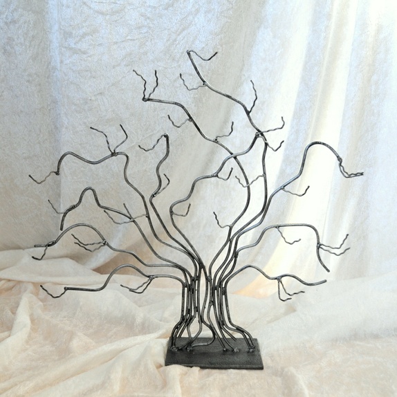 Dekorativt smykketre i resirkulert metall, sølvfarget. Rimelig frakt. - Epla