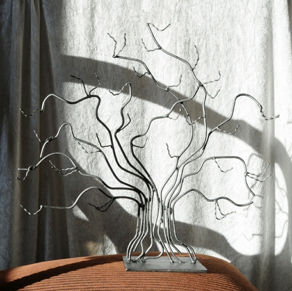 Dekorativt smykketre i resirkulert metall, sølvfarget. Rimelig frakt. - Epla